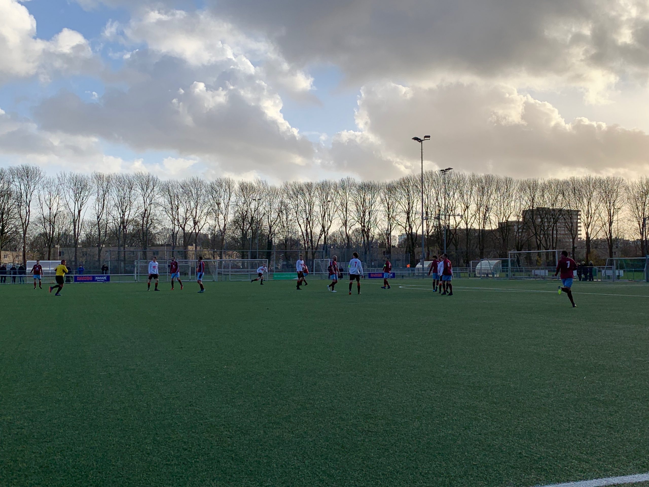 De Meer buigt een 2-1 achterstand bij rust om in overwinning - Het ...