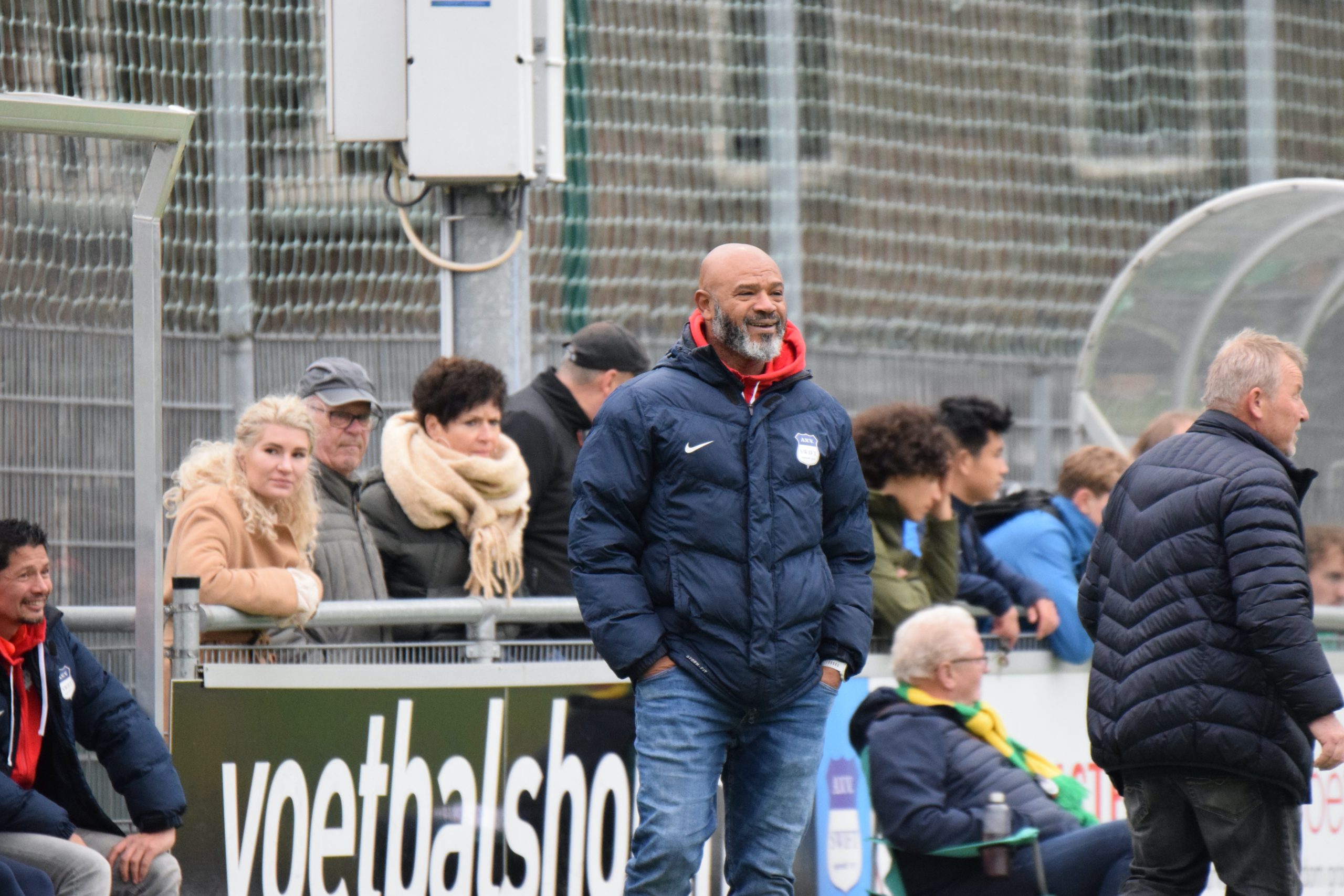 Simons verlengt contract bij Swift - Het Amsterdamsche Voetbal