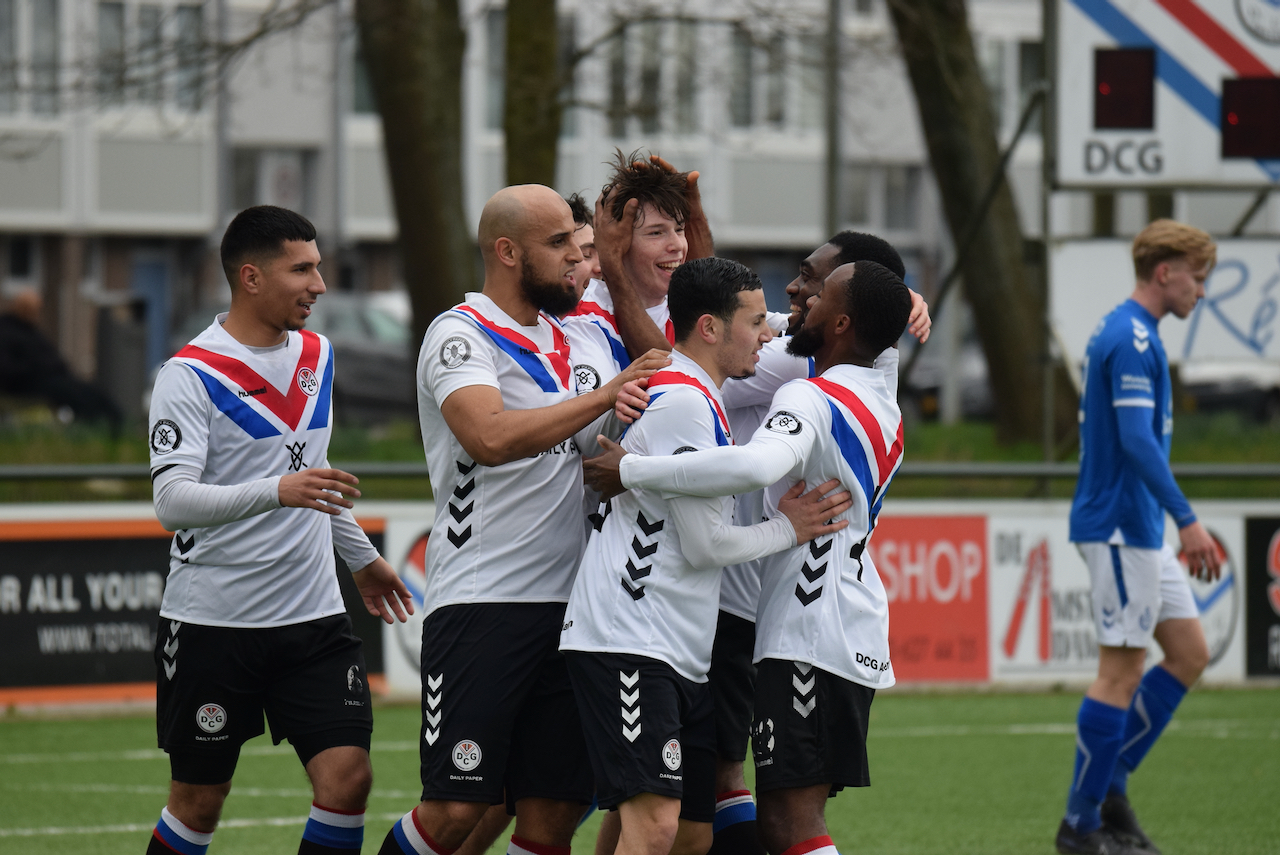 Na rust 4 treffers bij SDZ - DCG - Het Amsterdamsche Voetbal